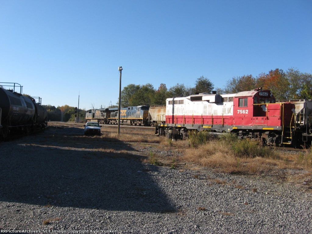SB grain train G776 passes the GNRR yard